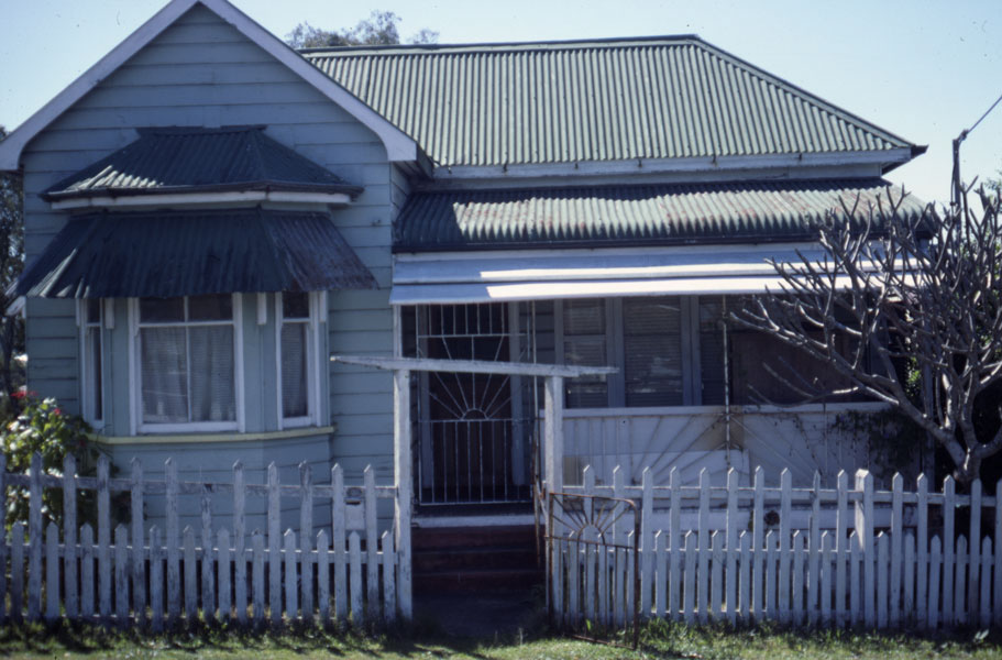 Old suburb house. Sunray | openEQUELLA